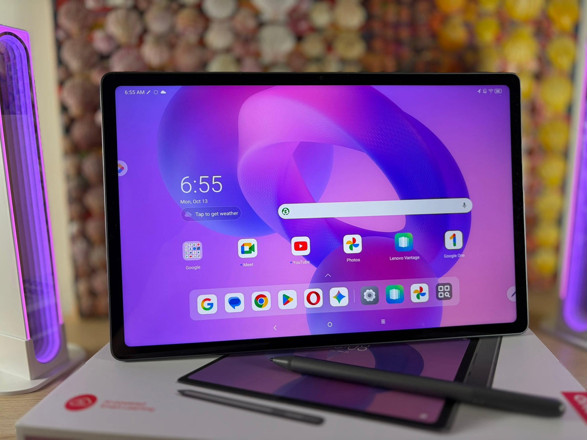 Um tablet versátil de 12 polegadas acessível com uma caneta stylus e ...