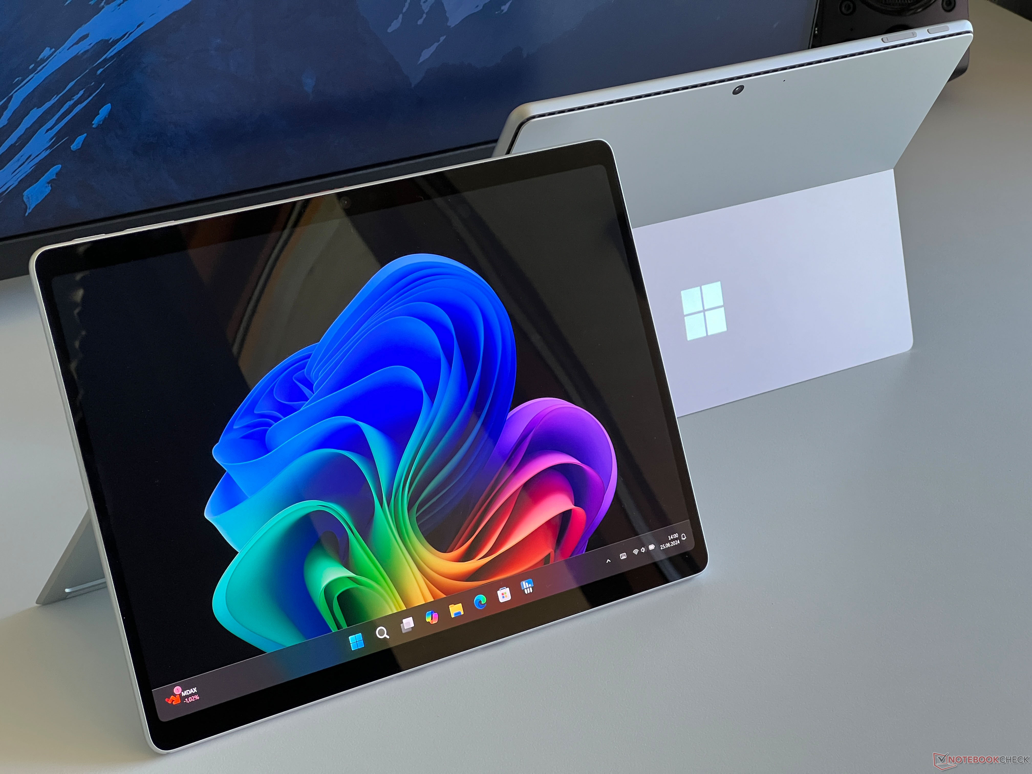 Análise do Microsoft Surface Pro OLED Copilot+ - Um 2-em-1 de ponta agora com o Snapdragon X ...