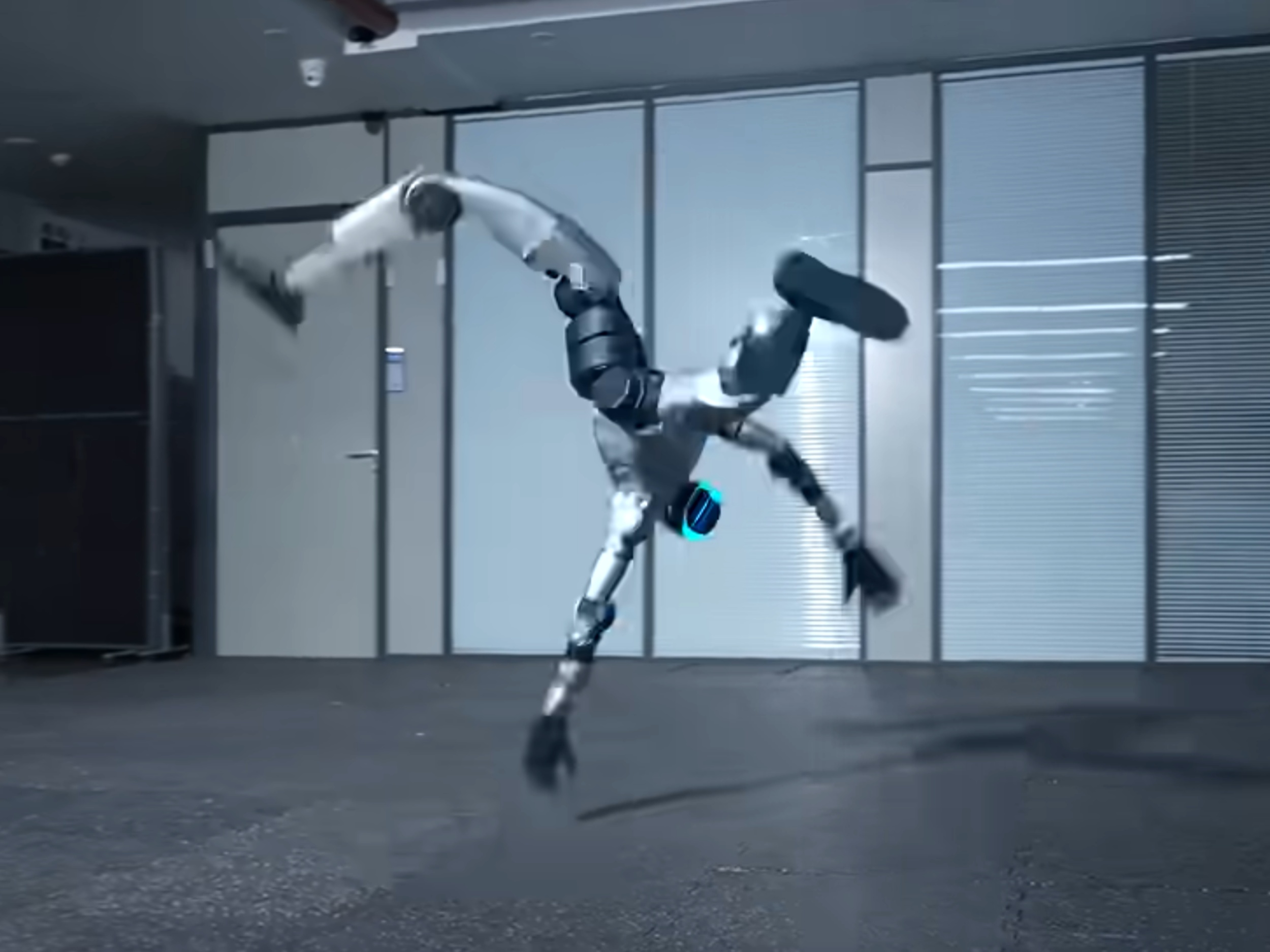Ele pode não ser um robô doméstico, mas com certeza conhece o kung fu ...