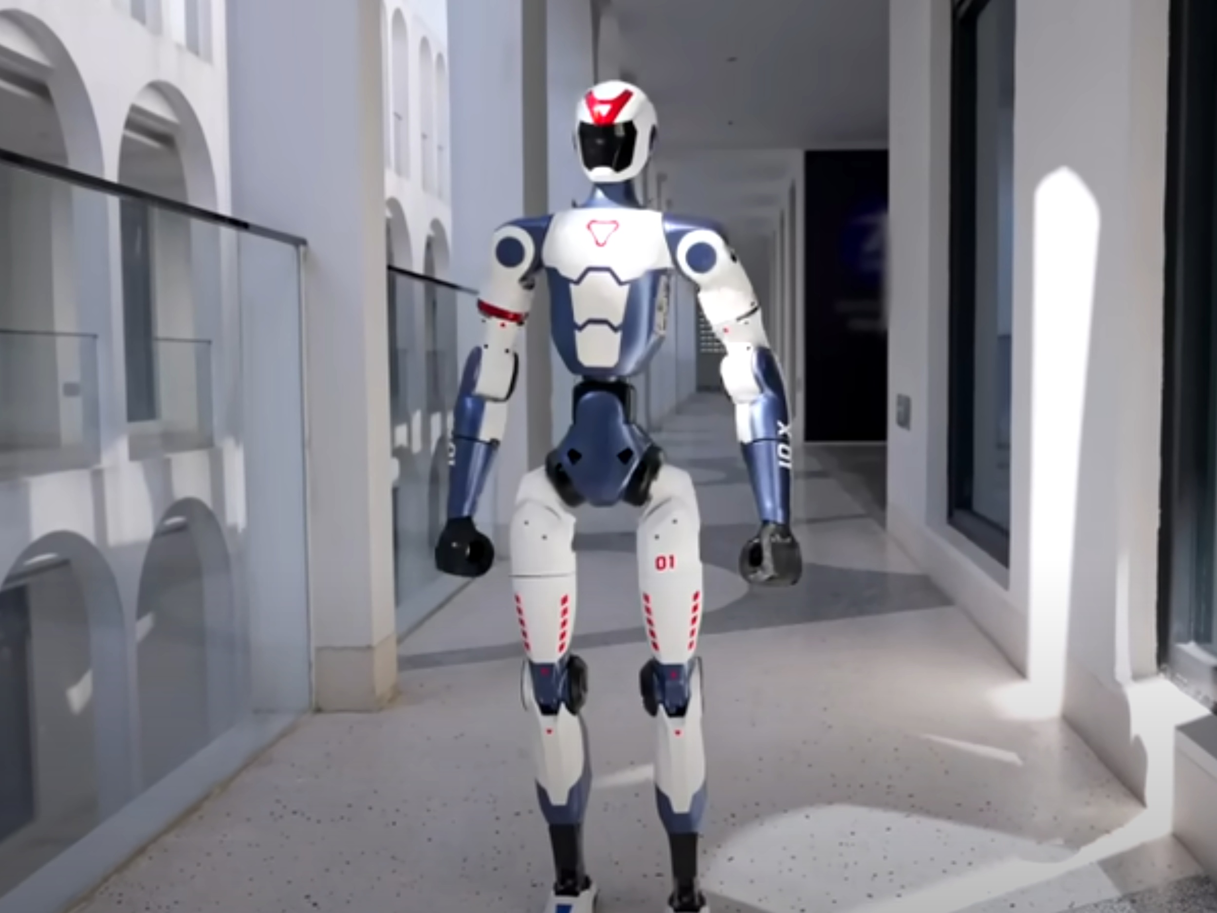 Robô humanoide para consumidores: Lançamento do Unitree R1 a partir de ...