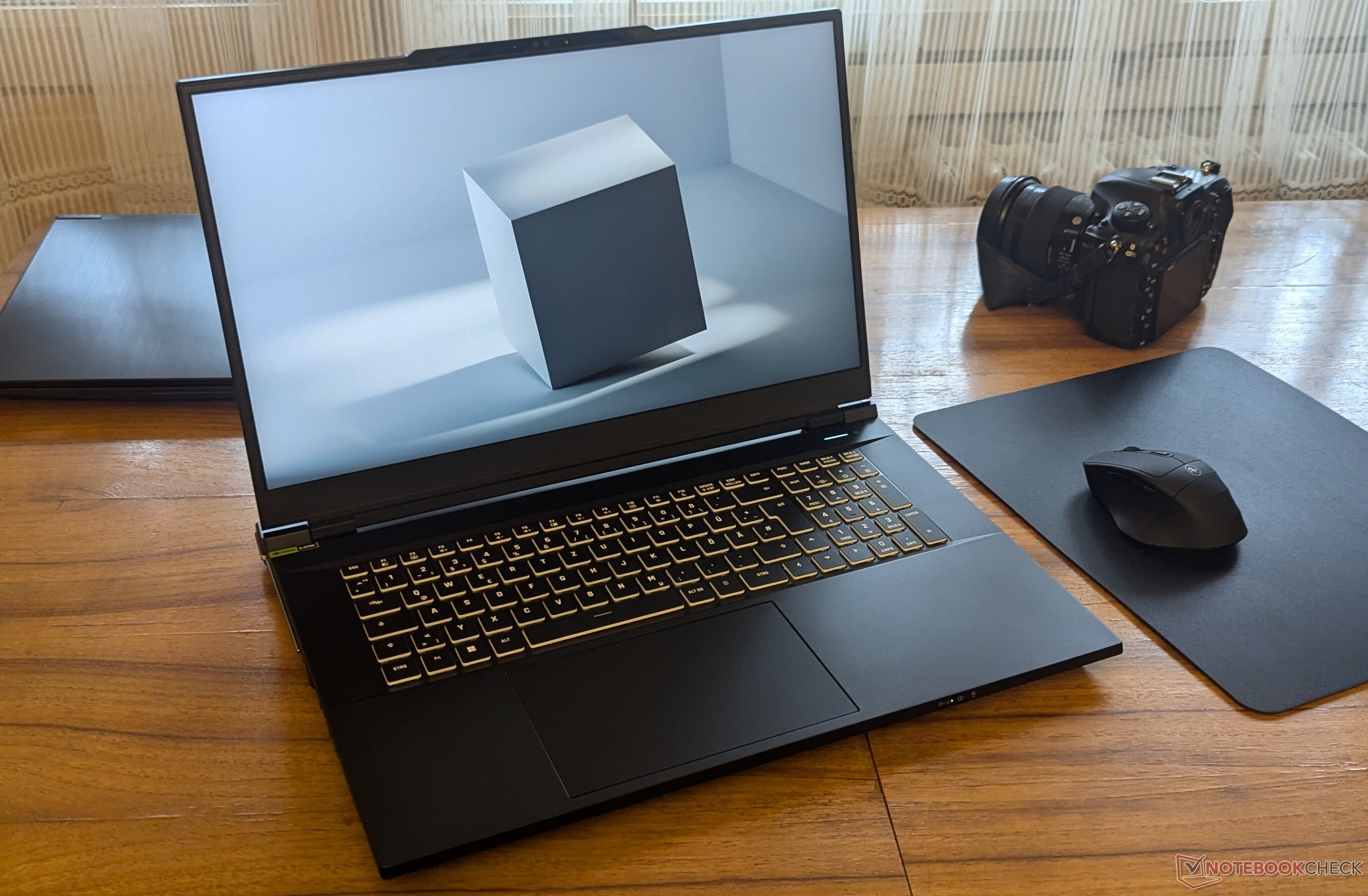 Análise do SCHENKER Key 17 Pro (M24) - conectores Thunderbolt 5 duplos ...