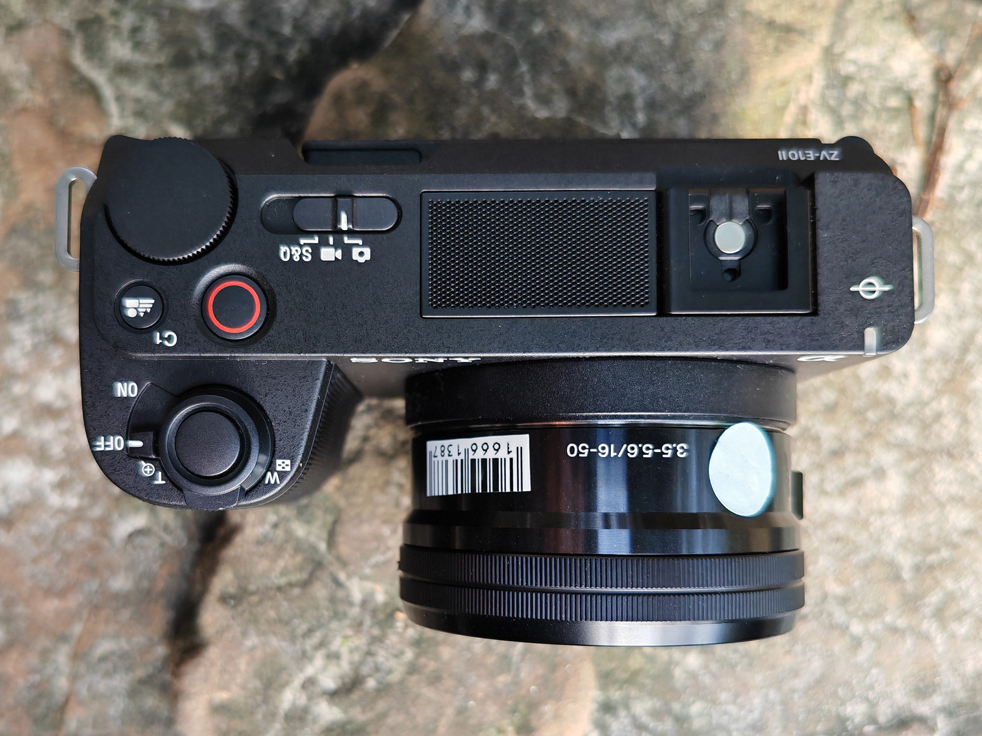 Comparação de câmeras: Sony Alpha ZV-E10 II vs. Apple iPhone 16 Pro Max ...