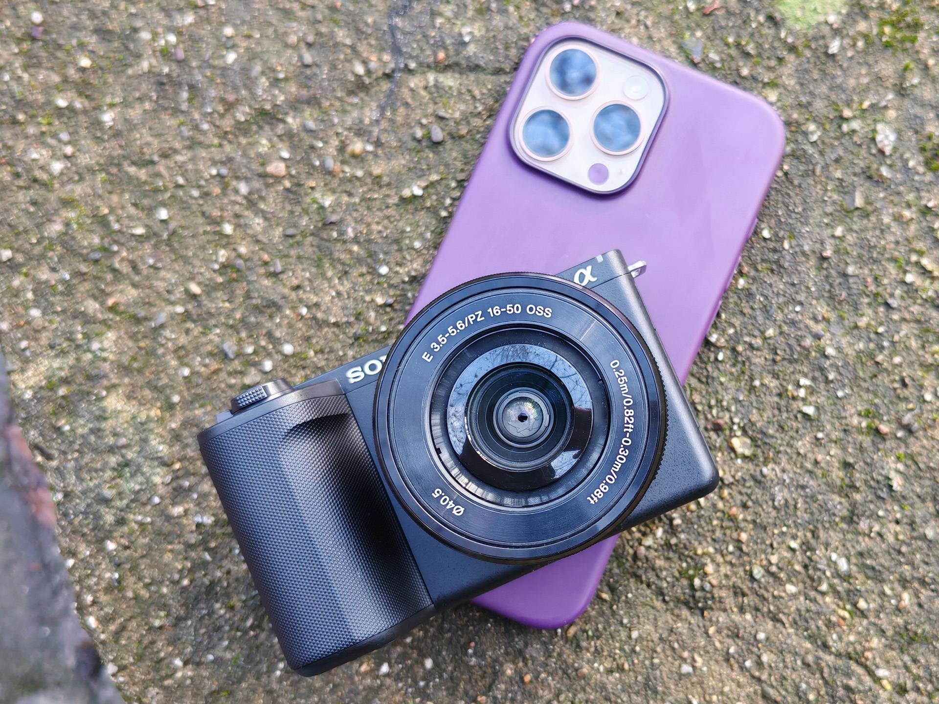 Comparação de câmeras: Sony Alpha ZV-E10 II vs. Apple iPhone 16 Pro Max ...
