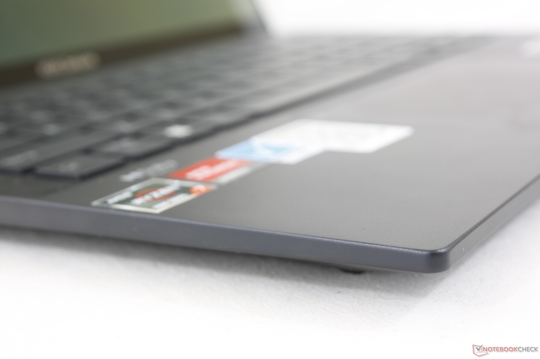 Análise do laptop Asus Zenbook 14 UM3402Y: Novo nome Ryzen 7 7730U ...