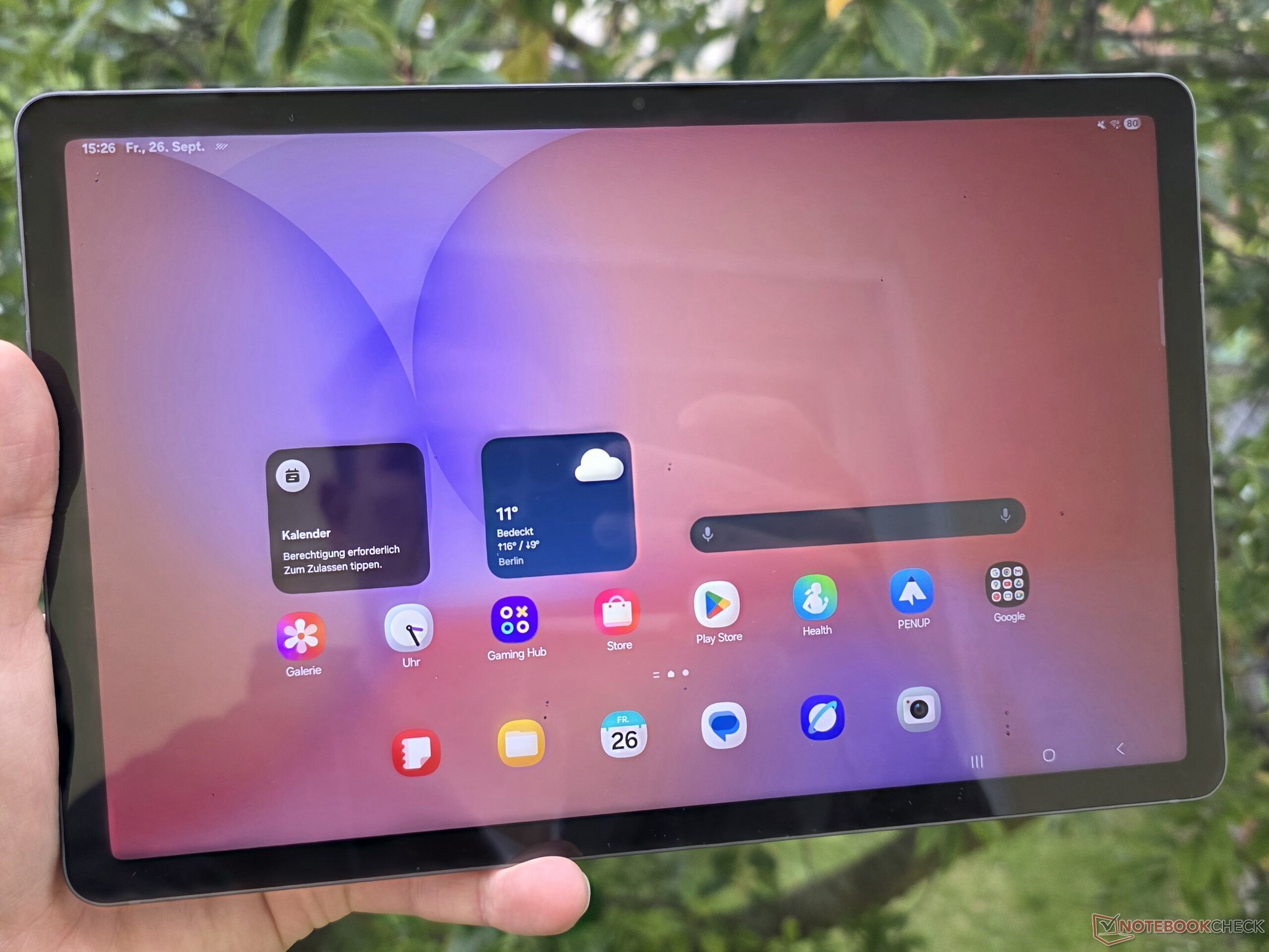Um tablet 5G Android aberto e transparente com uma caneta stylus e ...